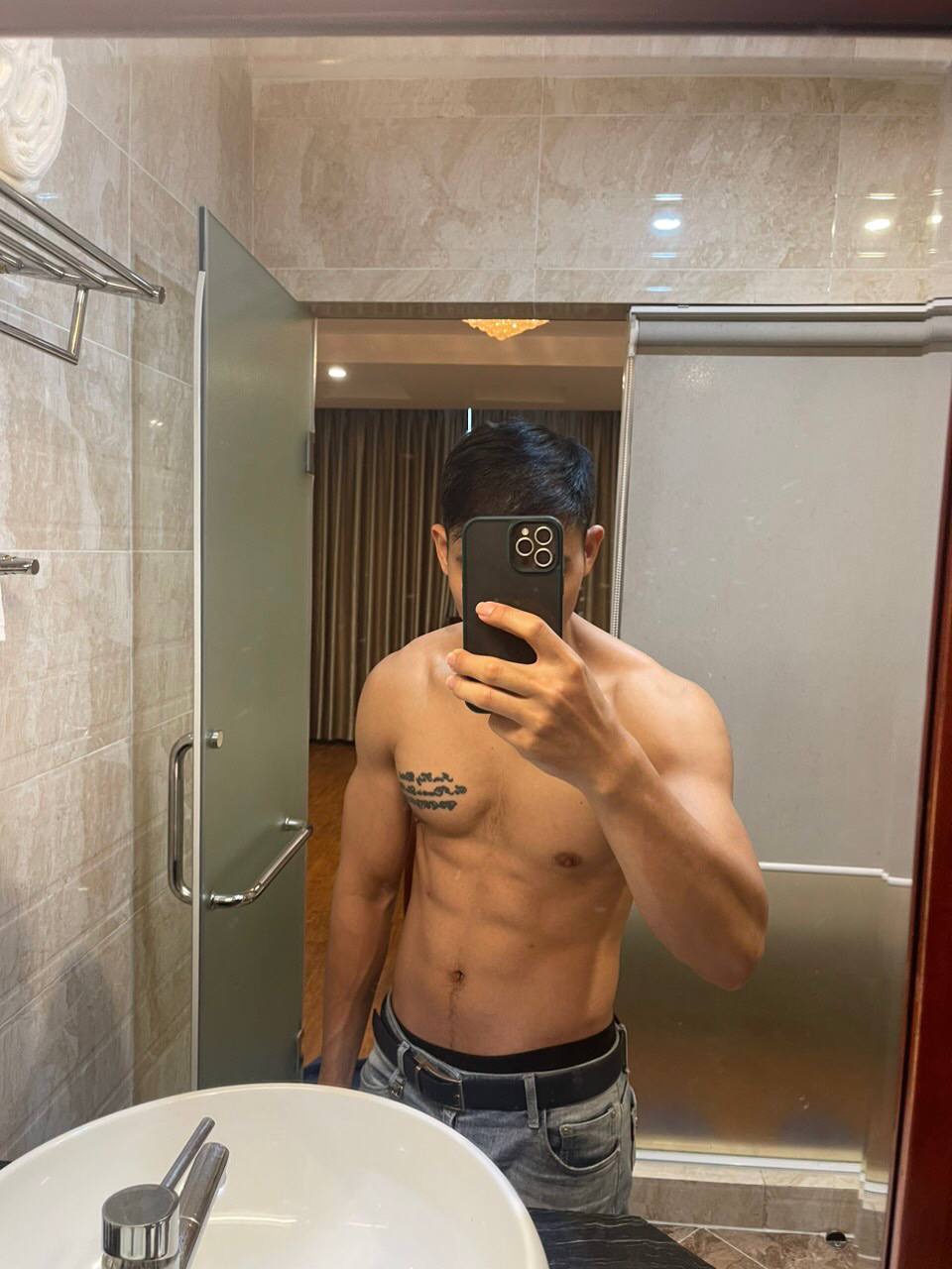 Tú Nguyễn ( thẳng)